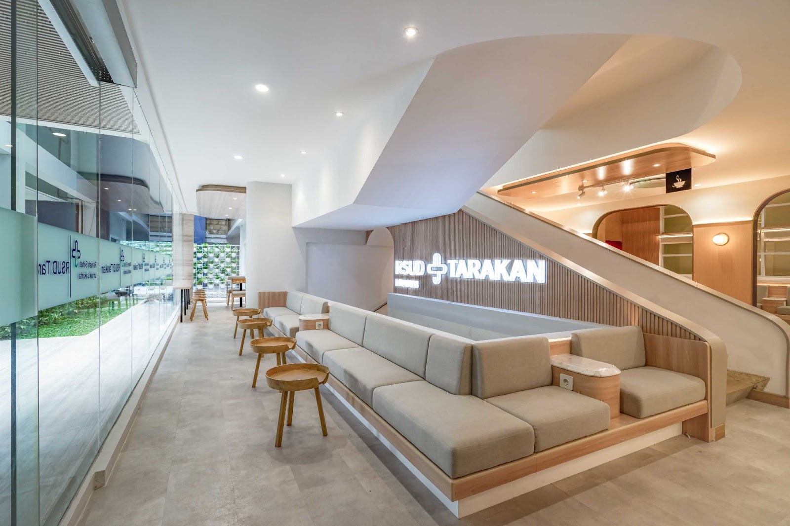 Desain Lobby Rumah Sakit Serasa di Hotel & Cafe Kekinian - arsitag blog